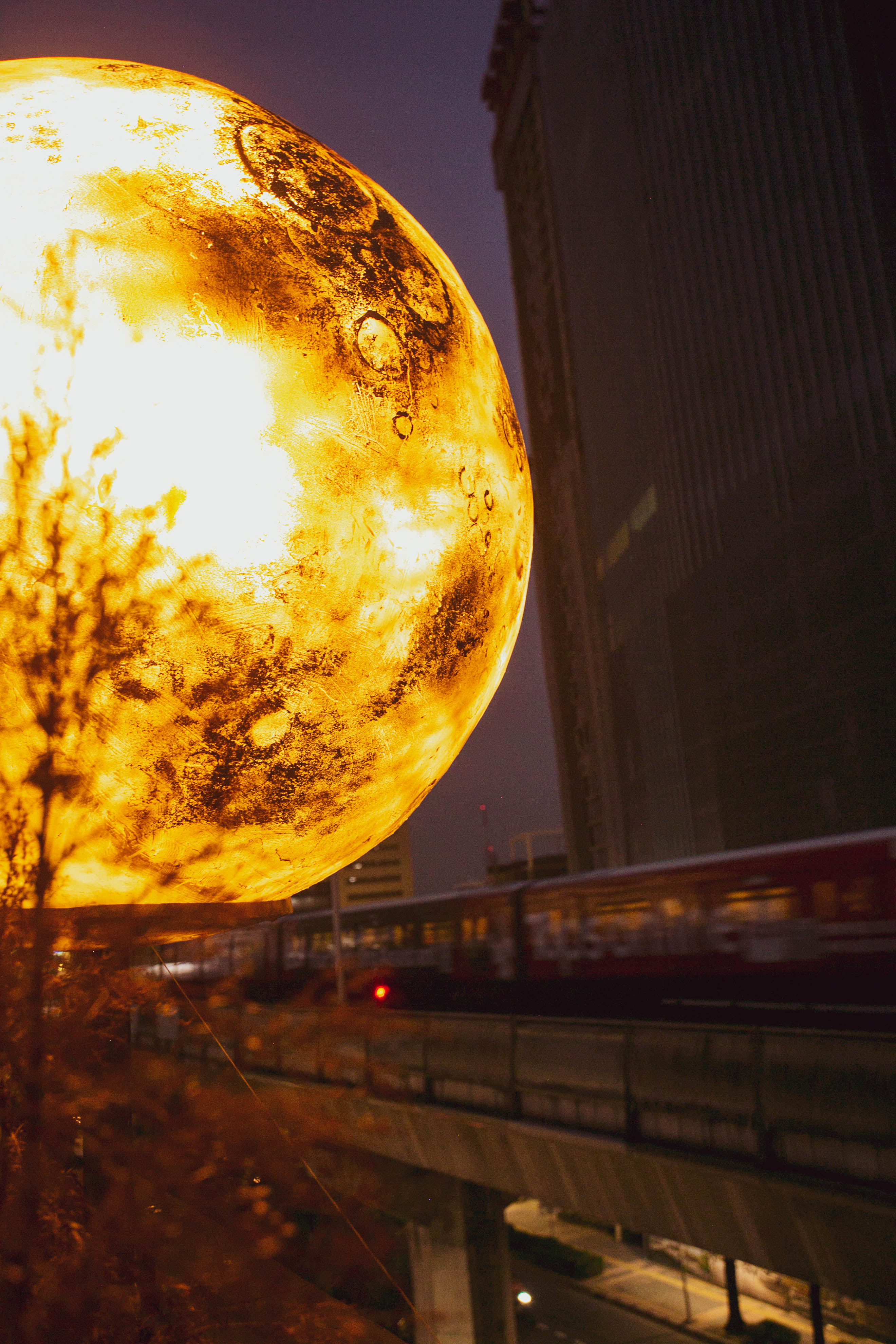 ชวนไปเช็คอิน "BLACKMOON" ROOFTOP BAR ย่านอารีย์ที่มีดวงจันทร์เป็นศูนย์กลาง!